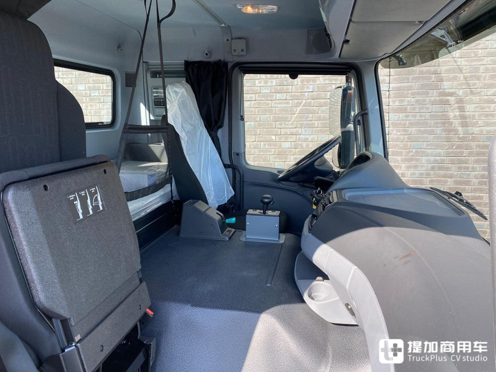 油田用的特种越野卡车，轮胎足有一人高，德国泰坦Z55-609 F 6x6卡车实拍 - 提加商用车网