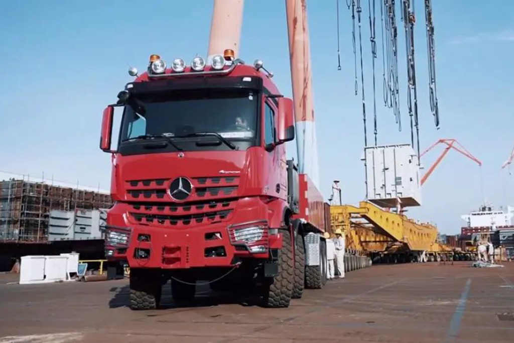 总重500吨！全新梅赛德斯-奔驰Arocs SLT 大件运输车成功完成首程运输任务 - 提加商用车网