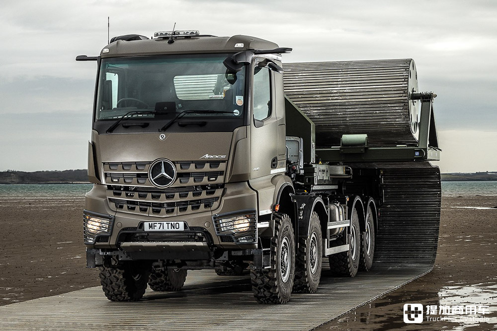 8x8全轮驱动，五分钟铺路50米！奔驰Arocs铺路车您见过吗？ - 提加商用车网