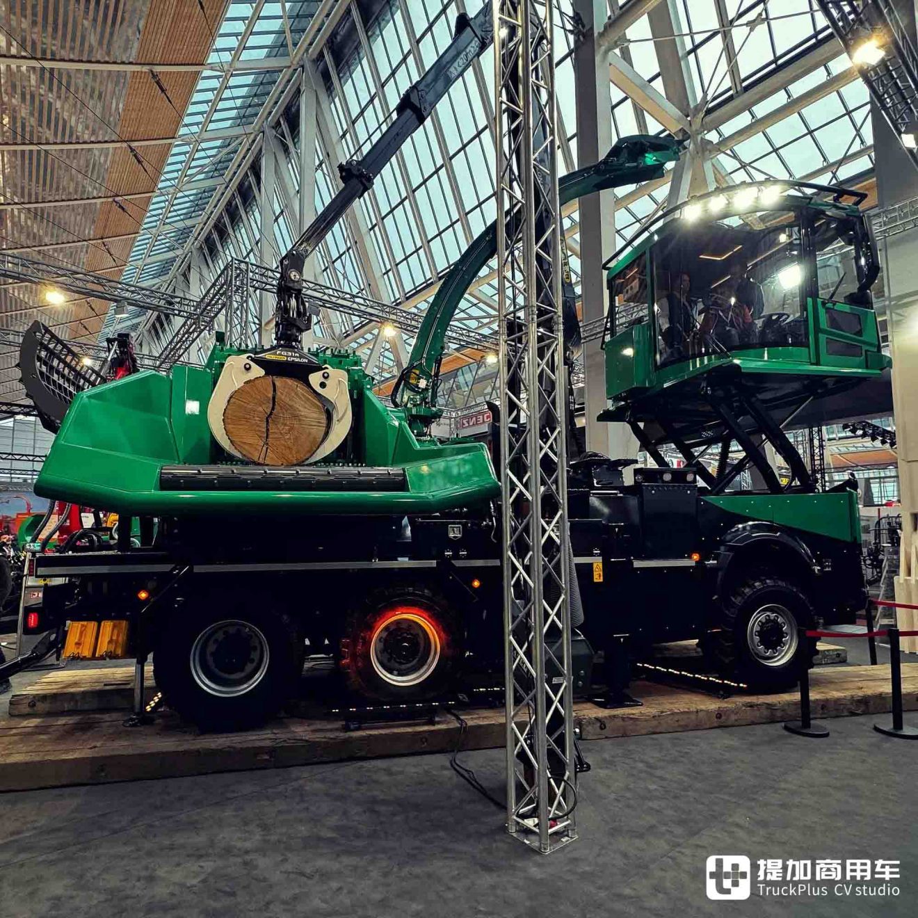 曼恩TGS六驱底盘，爆改车身+全新驾驶室，这台JENZ木材削片机不一般 - 提加商用车网
