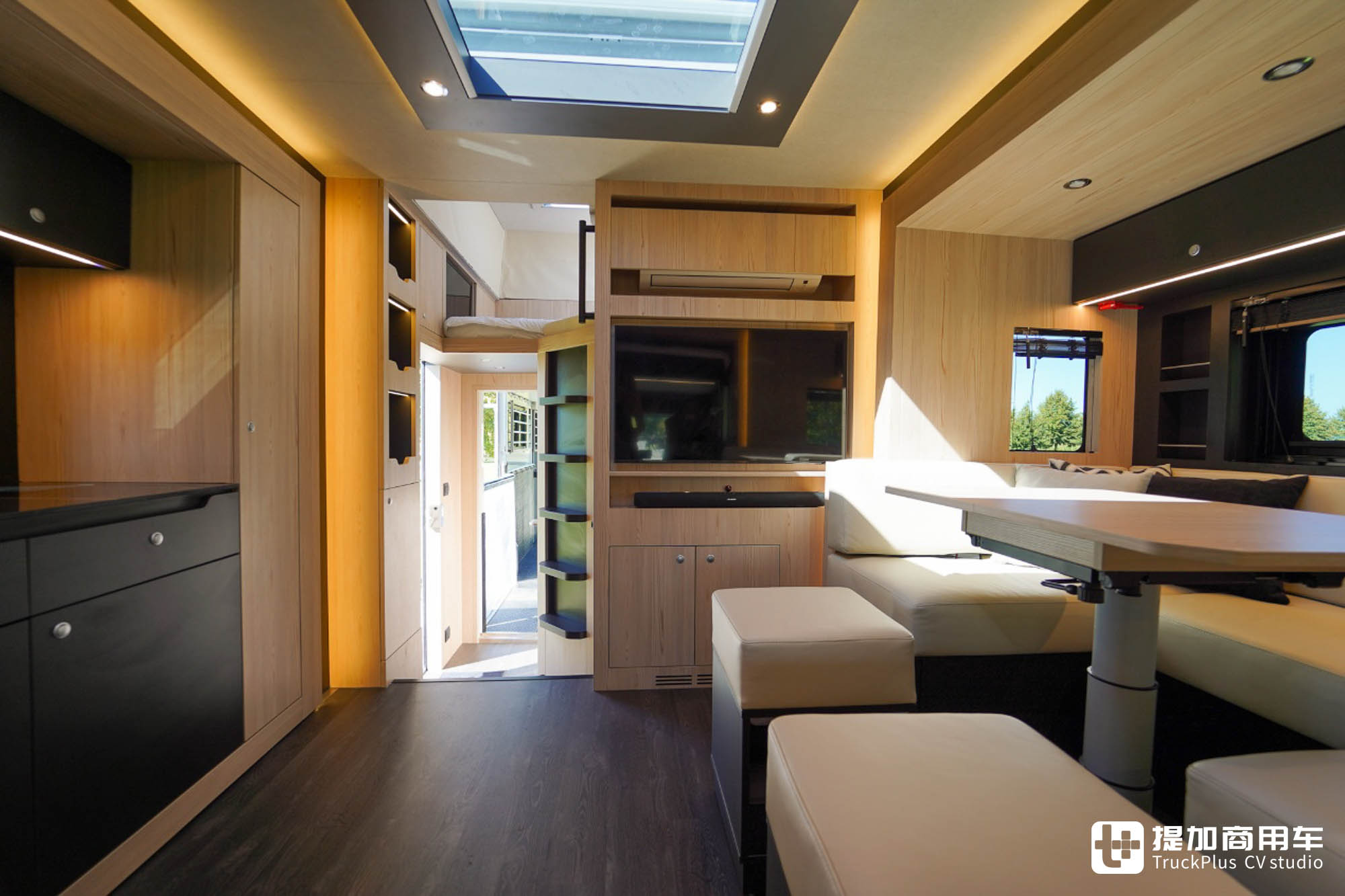 A型房车般豪华生活空间，还可运输9匹马，奔驰Actros L马匹运输车了解一下 - 提加商用车网