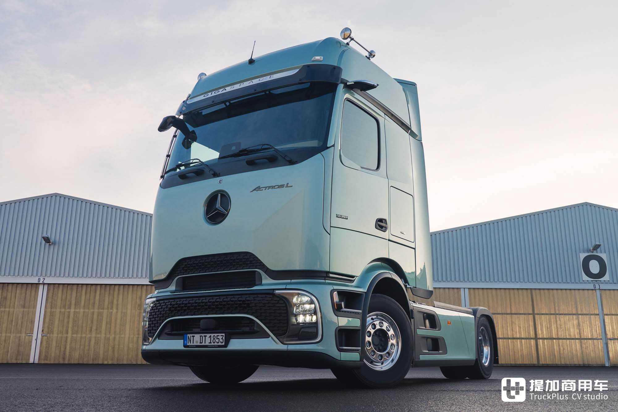 未来设计、巅峰科技、柴油不朽：奔驰新一代Actros L旗舰卡车正式发布 - 提加商用车网